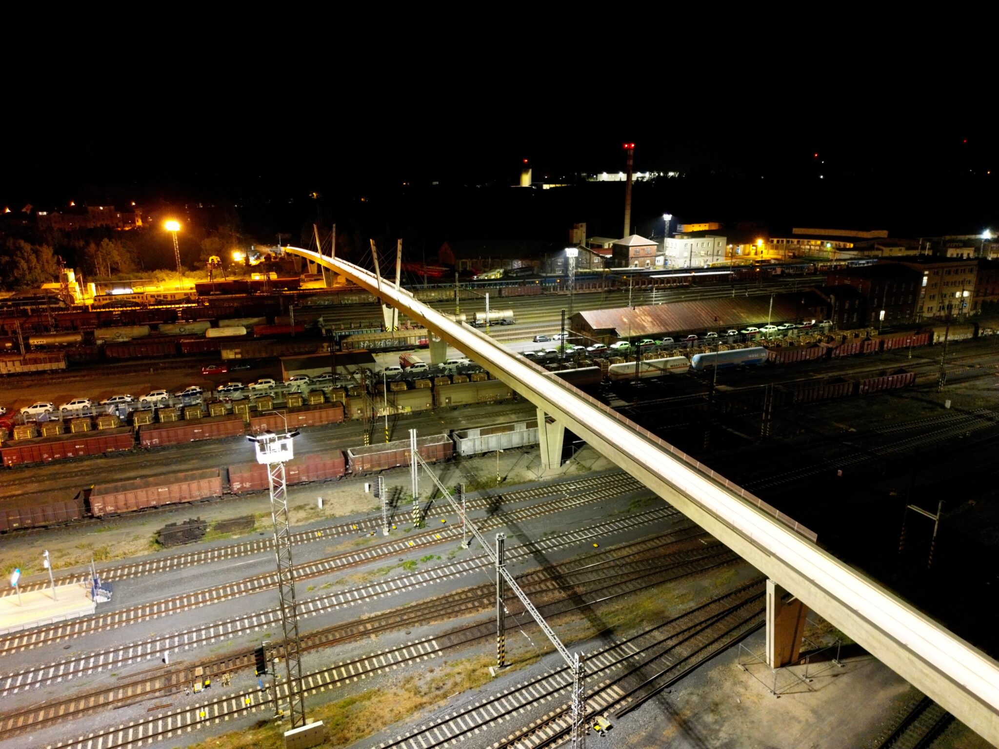 Lávka na Švédský vrch v Chebu se poprvé rozsvítila, byli jsme u toho ...